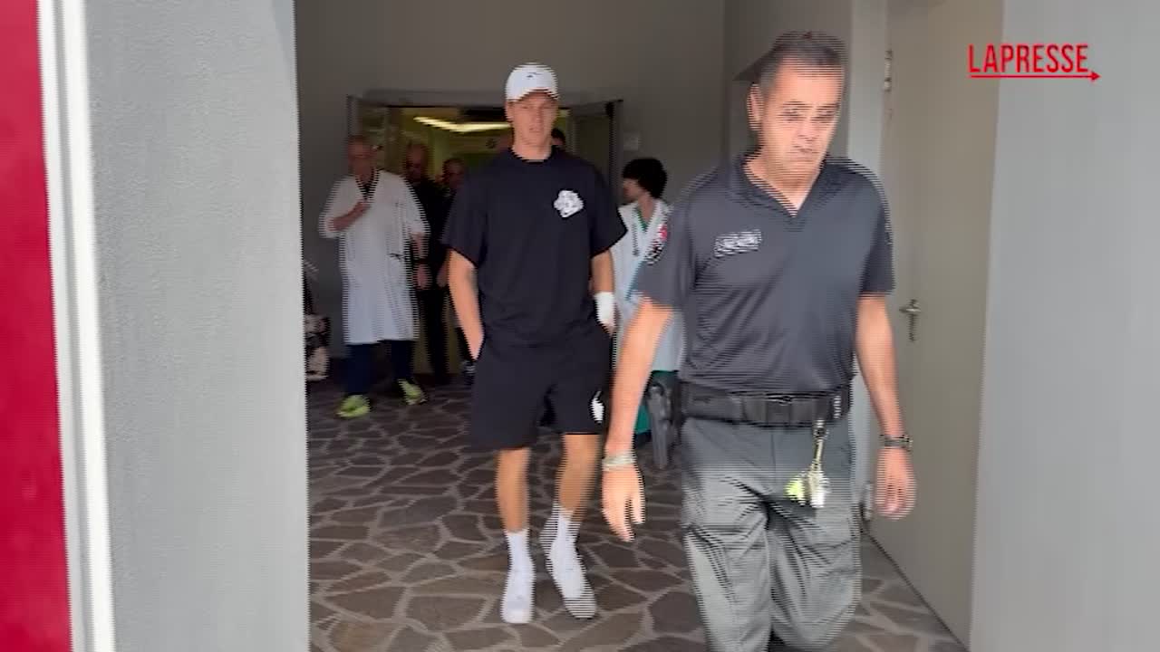 Sinner lascia il San Raffaele, col tennista il professor Zangrillo