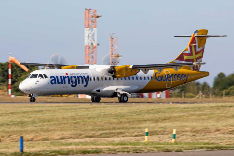 Passenger plane makes emergency landing after windshield 'cracked' mid ...