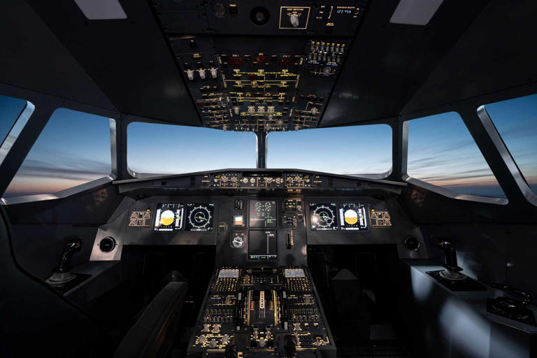 A plane's controls jammed mid-air. Then the flight crew's teamwork ...