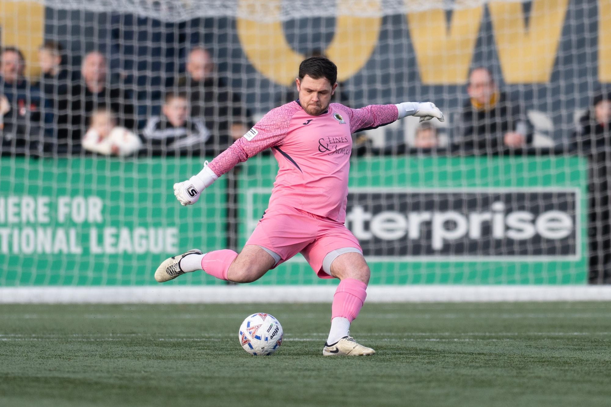 Popular Horsham FC goalkeeper returns to Eastbourne Borough