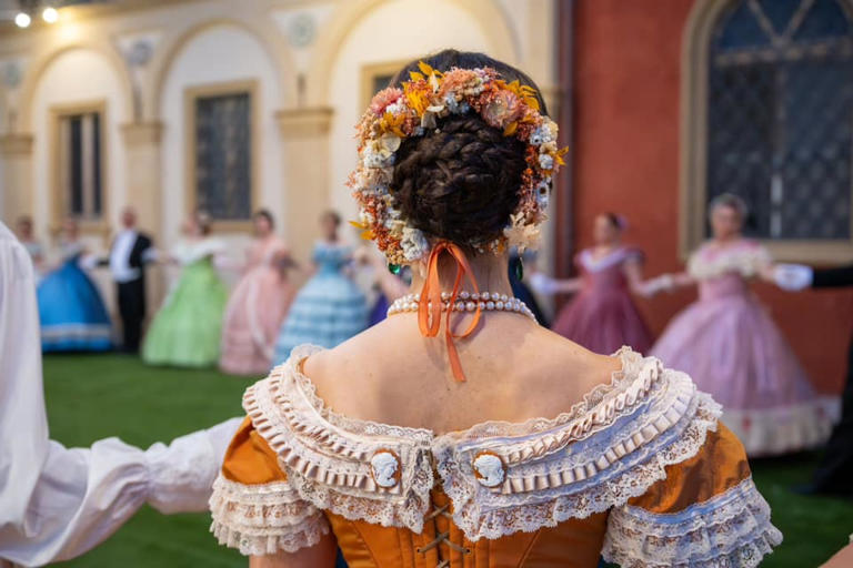 Pesaro si trasforma in un salotto dell'Ottocento con il Gran Ballo dell ...