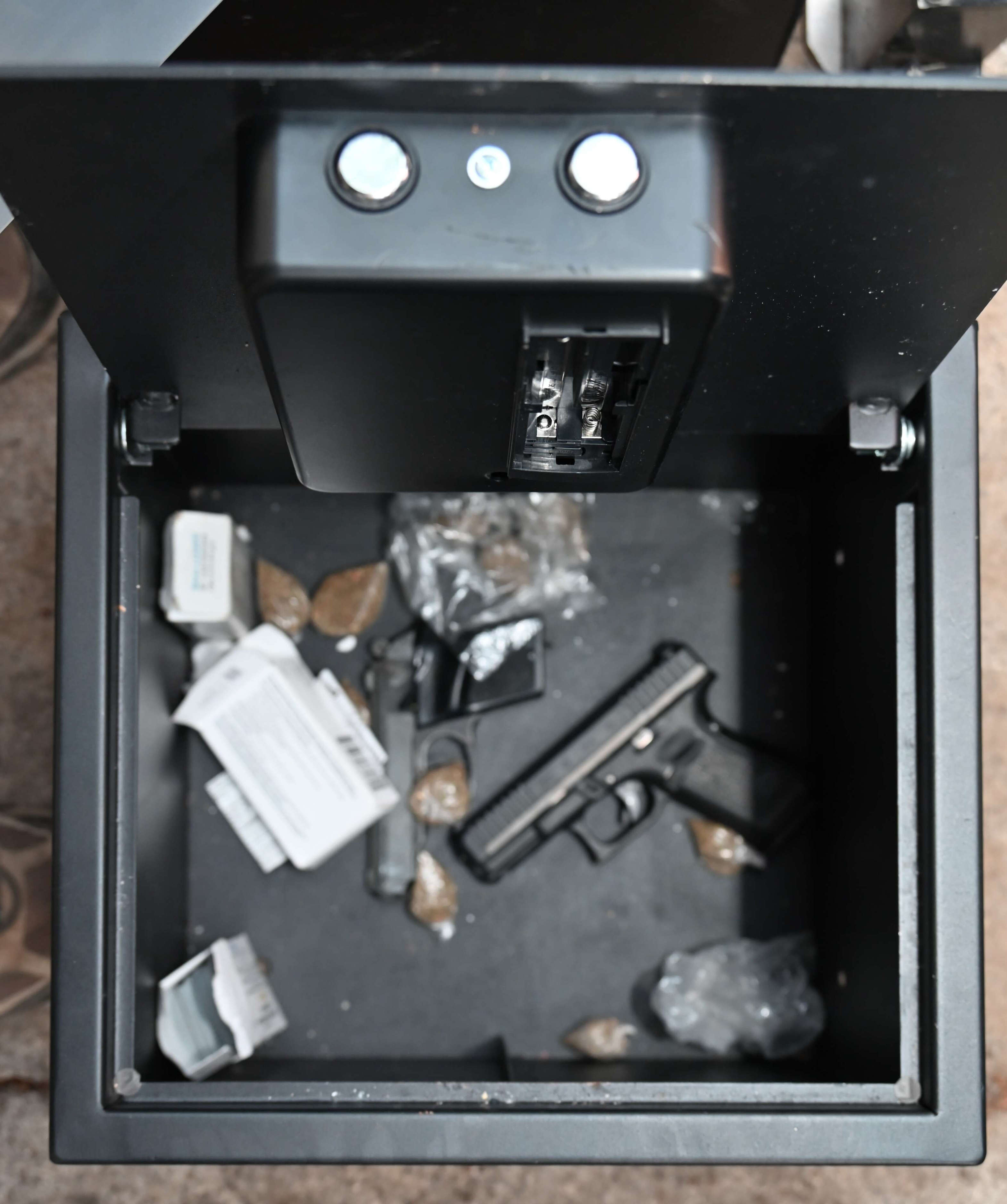 2 arrested after police seize fentanyl, crack and loaded guns from ...