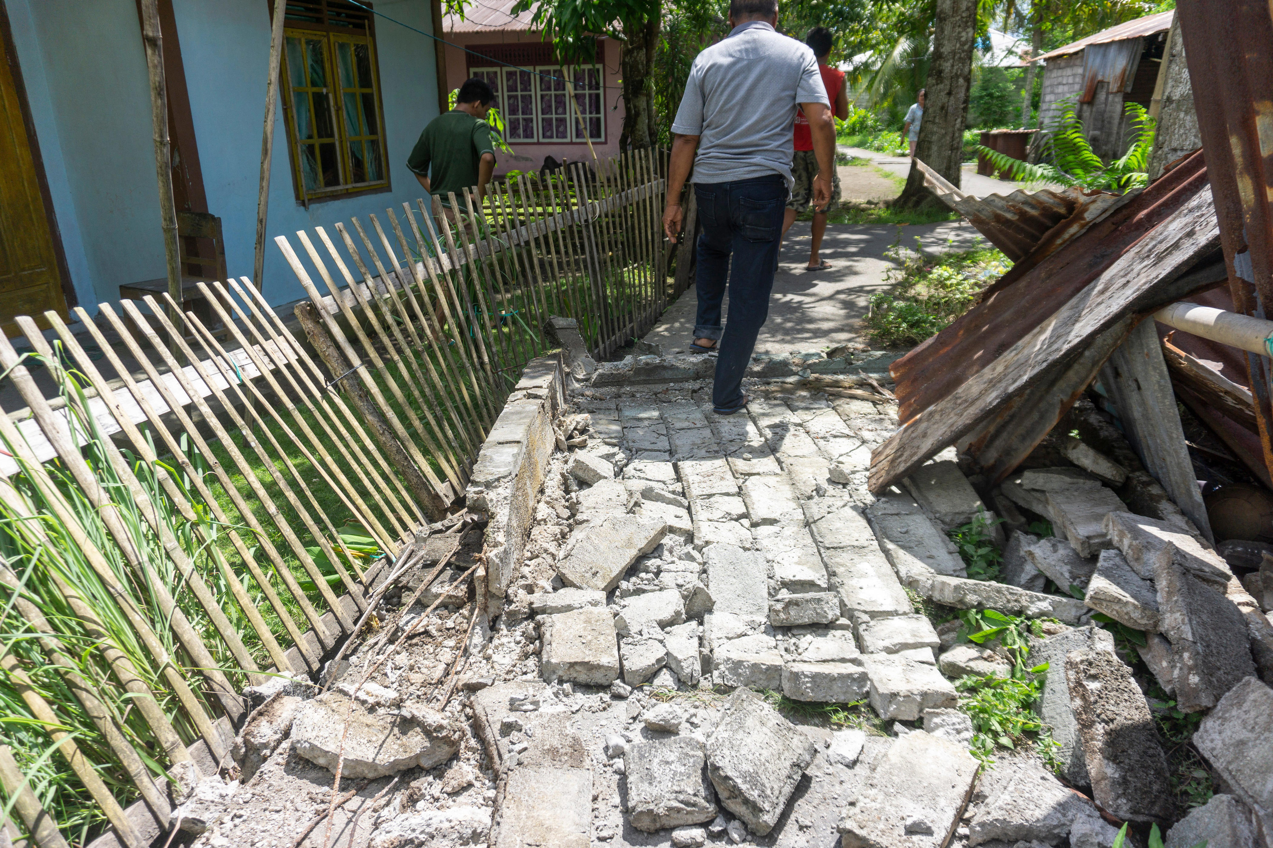 Collapsed buildings and chaos after deadly Philippines earthquake