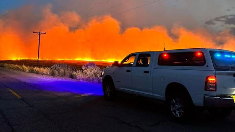 Frontage fire burns 1,000 acres near Huntington, shuts down I-84 for hours