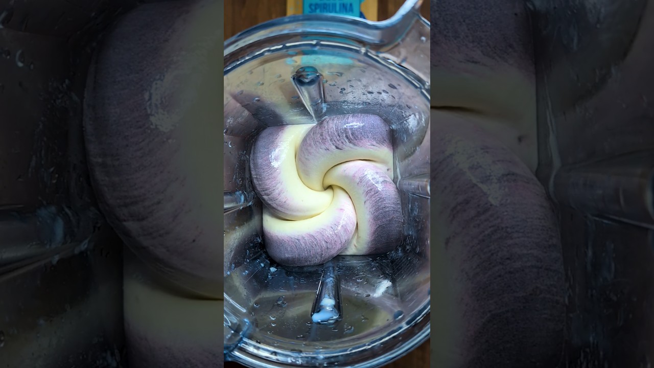 Pineapple/banana smoothie with colorful superfoods 😍