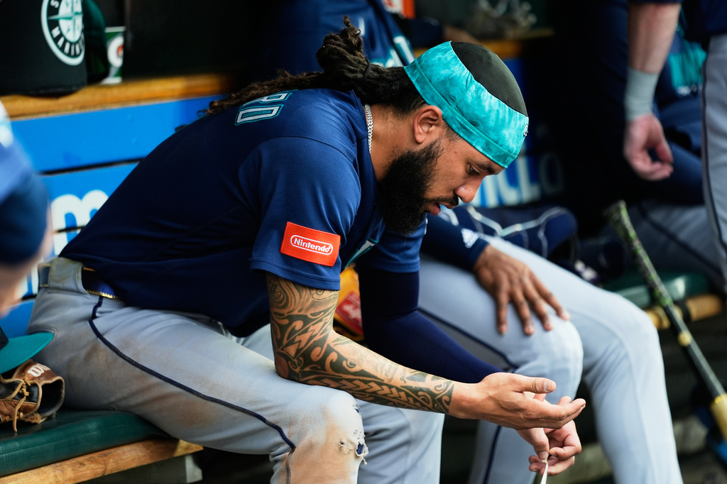 Mariners place shortstop JP Crawford on injured list with right hand ...