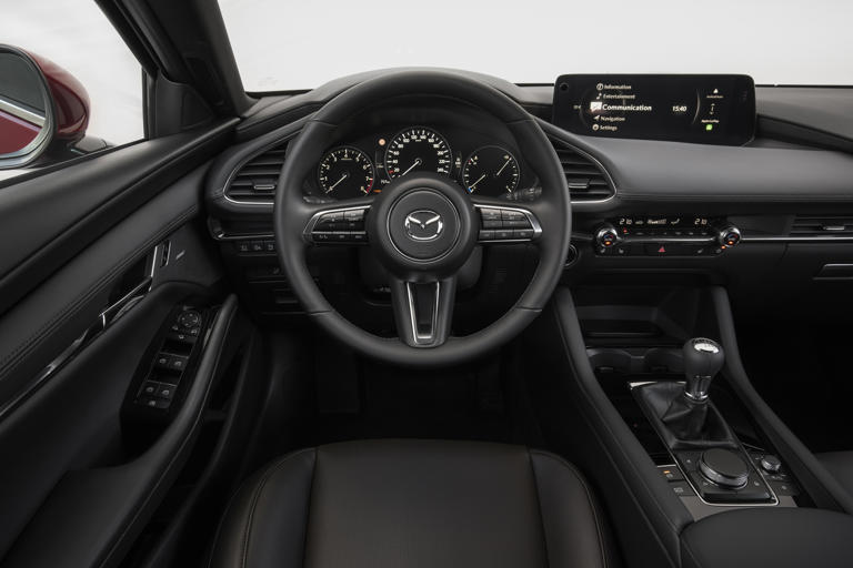Mazda3 si aggiorna con il model year 2027. Aumenta la dotazione e la ...