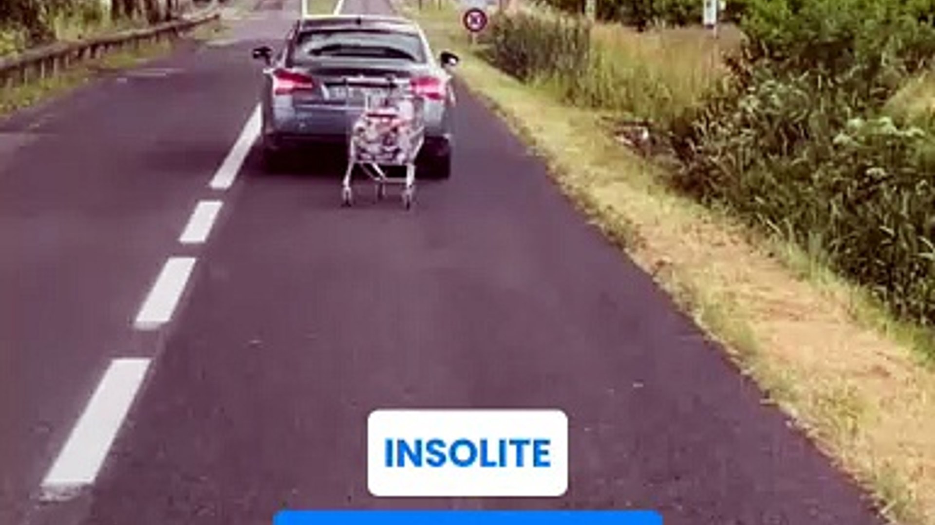Insolite : Une voiture fait des kilomètres en tractant un caddie