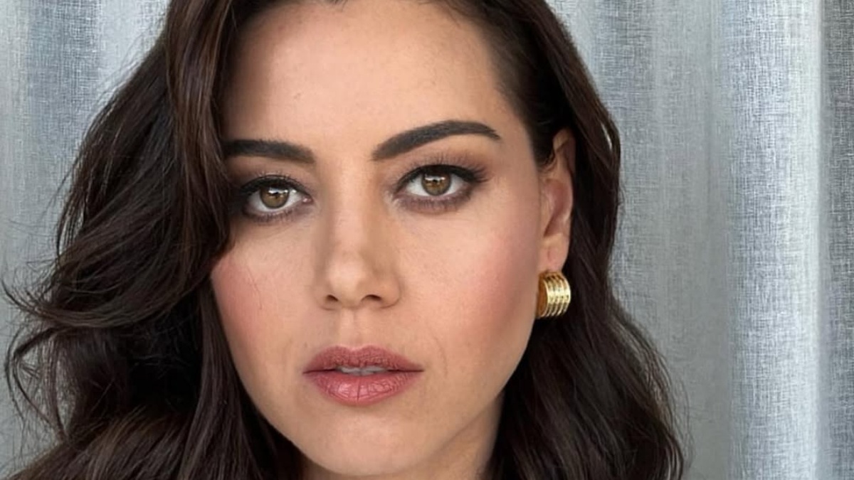 Aubrey Plaza debuts baby bump alongside Chris Abbott at the 2026 Tony ...