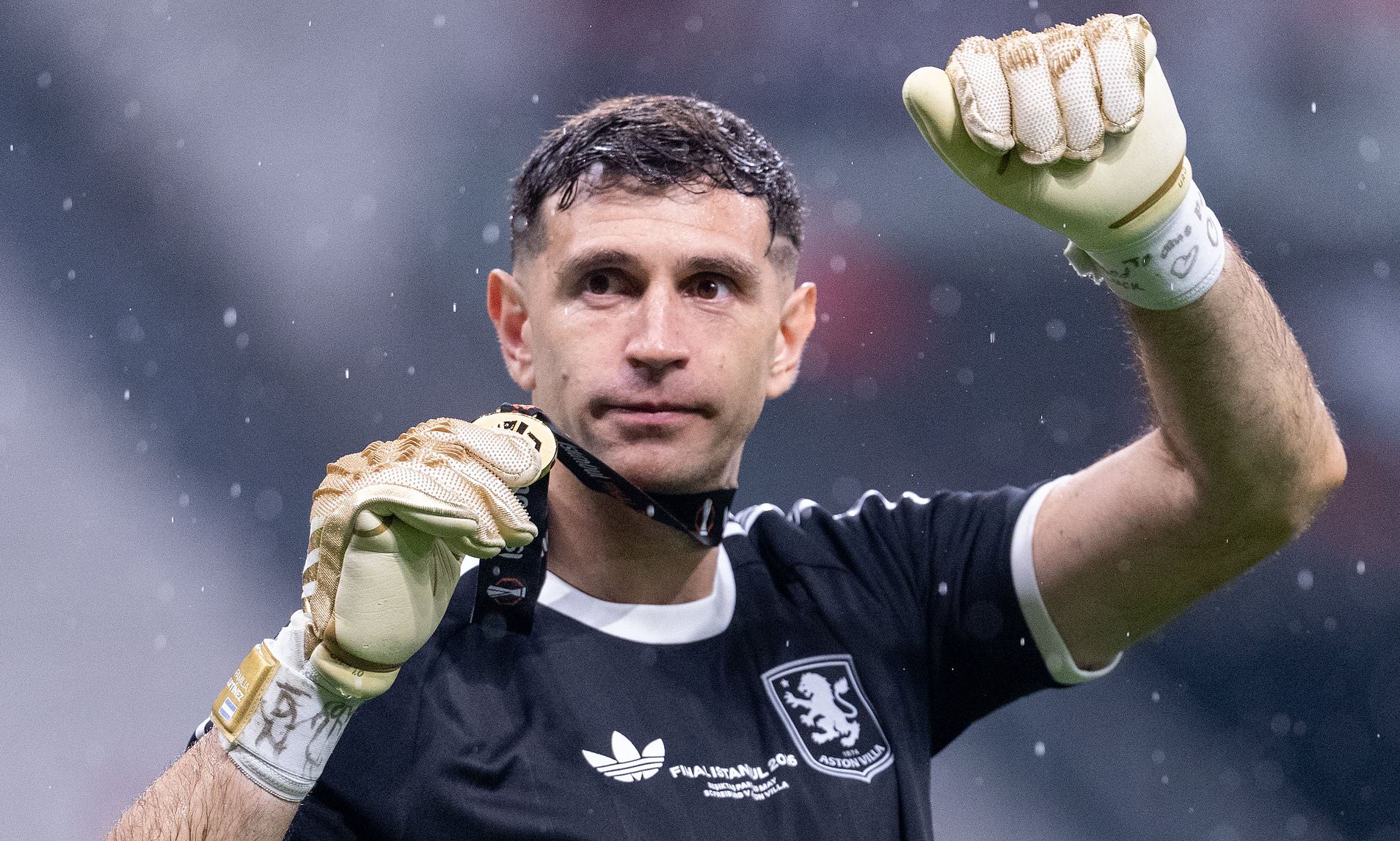 Juventus eye Aston Villa goalkeeper Emi Martinez after failing to land ...