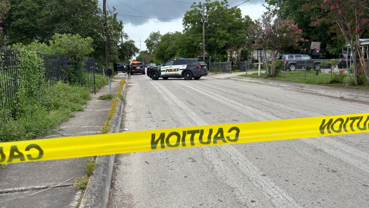 Man shot after disturbance at ex-girlfriend's house escalates, SAPD says