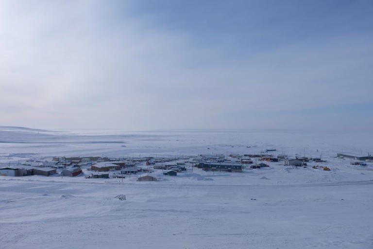 2 dead after snowmobile goes through sea ice outside Resolute Bay, Nunavut