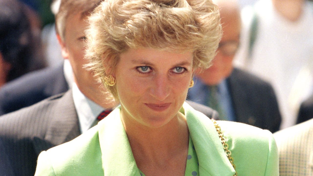 How Princess Diana reacted to a chorus of wolf whistles from ...