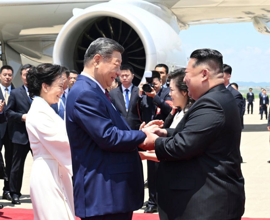 金正恩夫妻、空港で習近平夫妻を直接出迎え