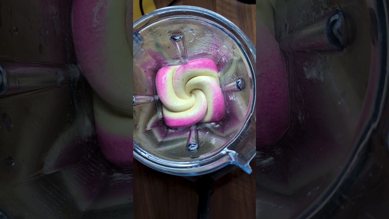 The final color of this smoothie is so beautiful 😍
