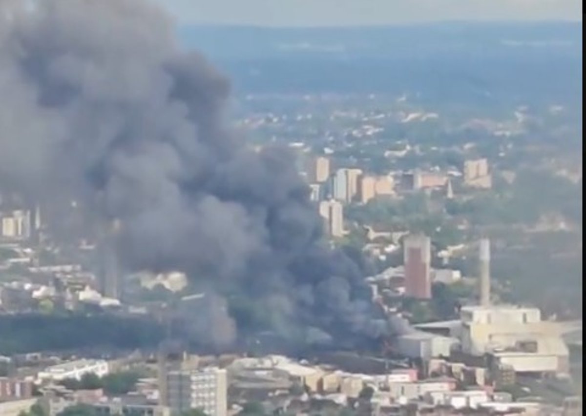 Huge blaze sparks rail chaos as plume of smoke billows across London