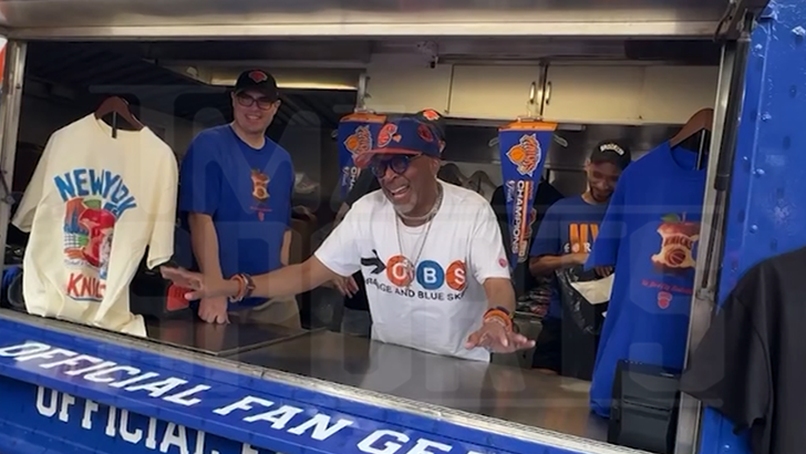 Spike Lee Surprises Fans, Pulls Up To Iconic Streetball Court W/ Knicks ...