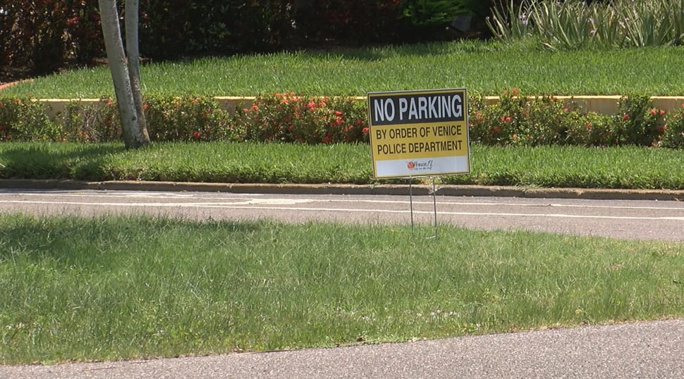Venice police crack down on median parking on Harbor Drive