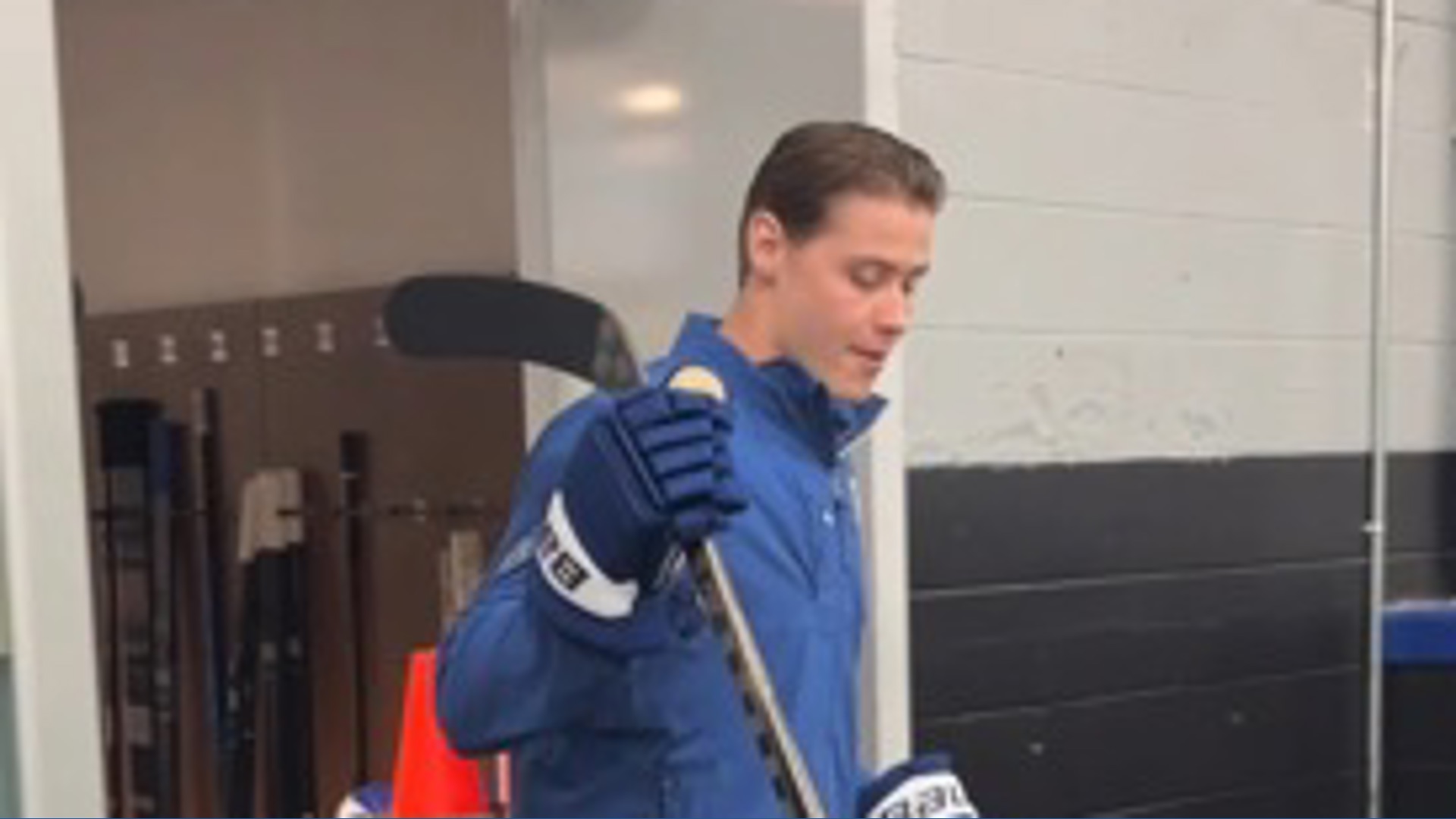 Lightning player surprises kids at hockey camp