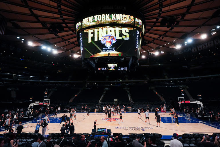 Fans arrive early for hot-ticket Spurs-Knicks Game 3 of the NBA Finals ...
