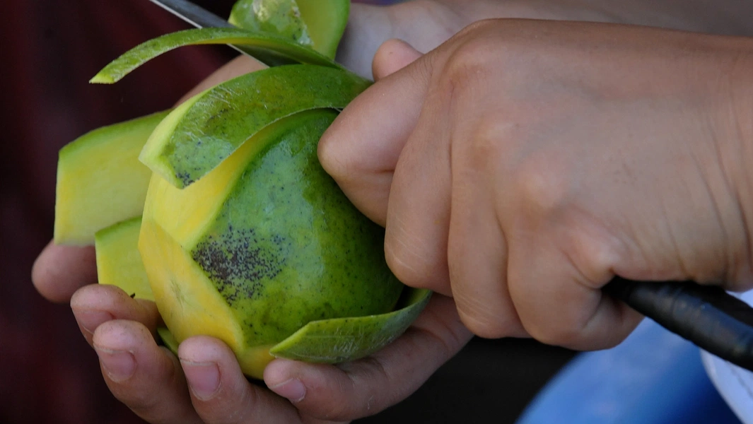 Mango peeling techniques for every ripeness