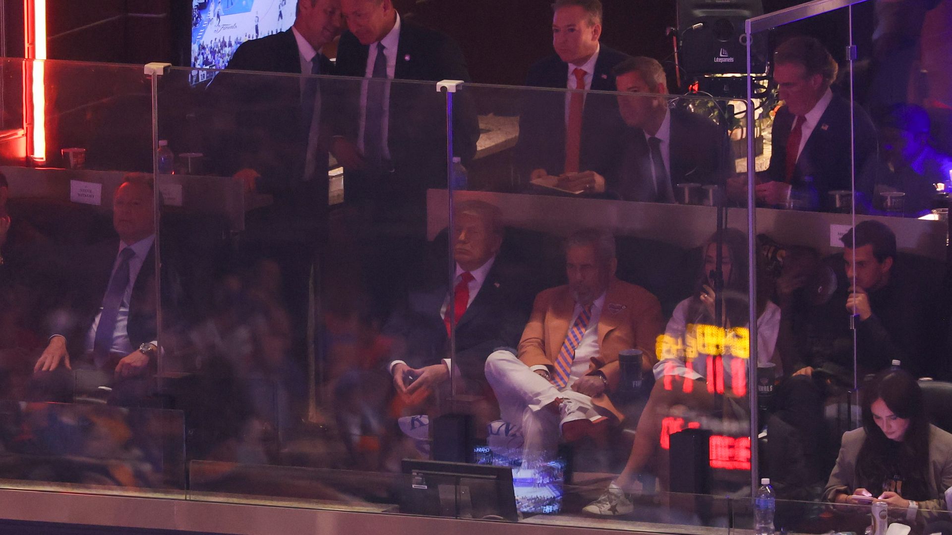 Donald Trump: Basketball-Fans der New York Knicks buhen US-Präsident ...