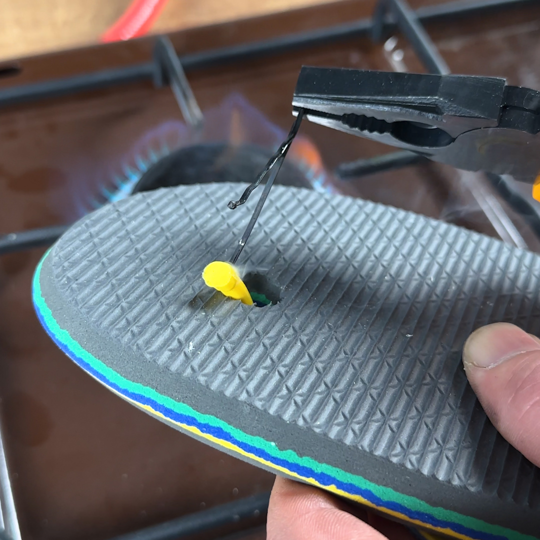 Réparer des tongs avec une épingle à cheveux