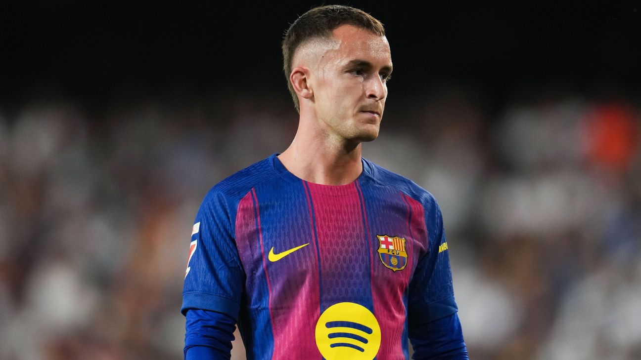 Transfer rumors, news: Man United, Chelsea eye move for Barça's Casadó
