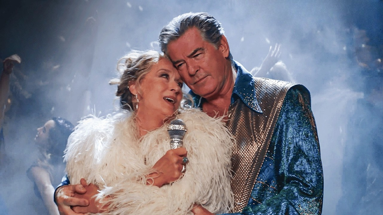The whole cast sings “Super Trouper” | Mamma Mia! Here we go again