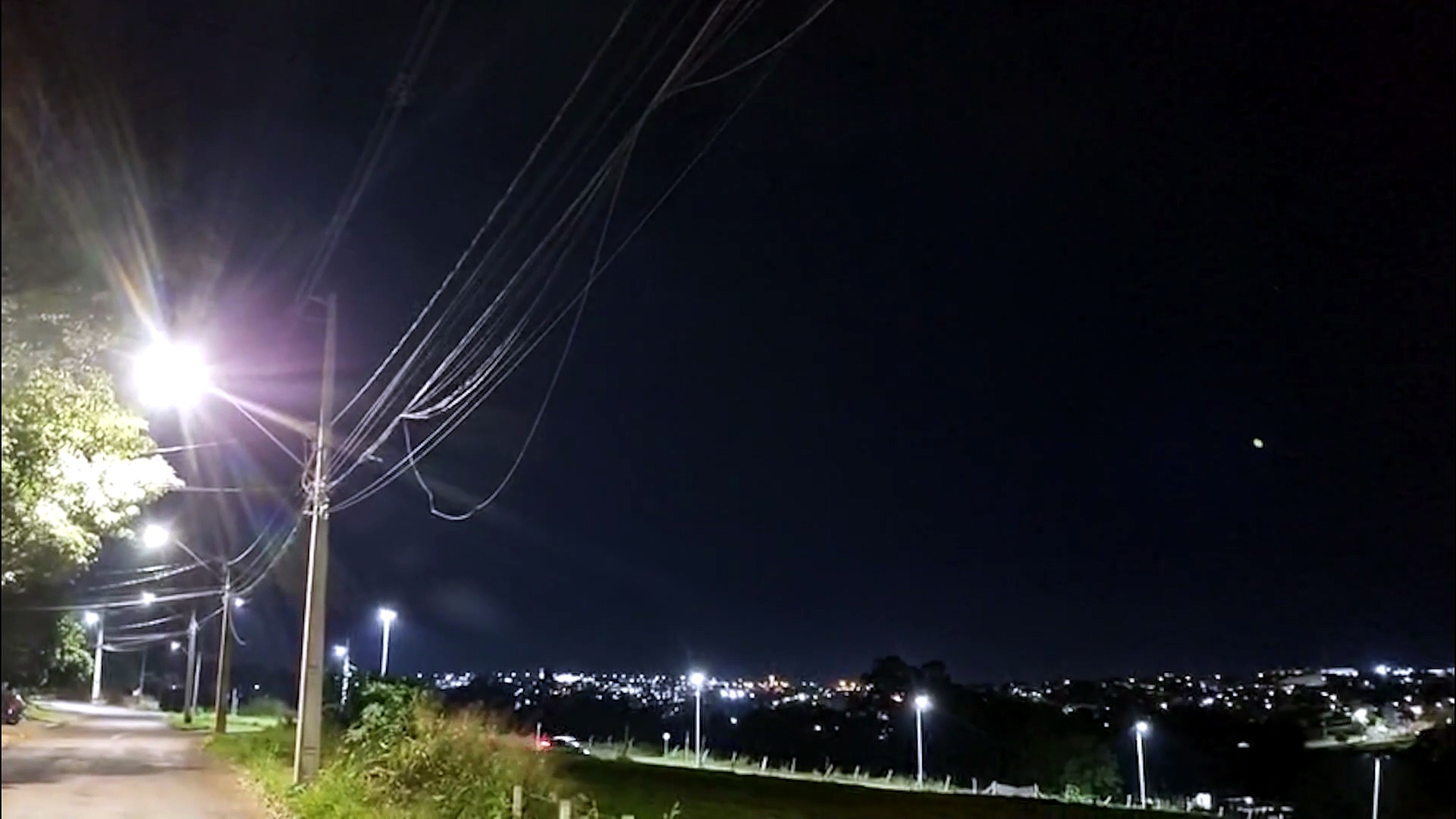 Fios caídos na Rua dos Pioneiros preocupam motoristas no Coqueiral