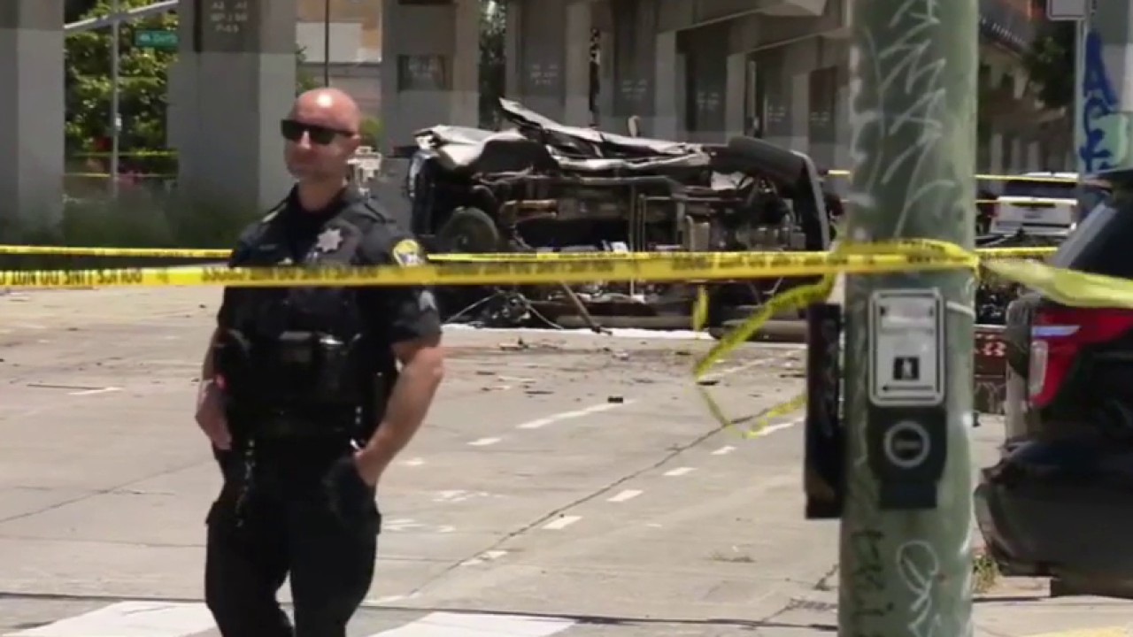 2 dead, Oakland cop injured in alleged stolen car crash