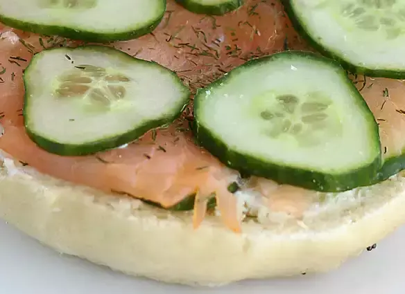 Somonlu simit, salatalık ve fromage frais