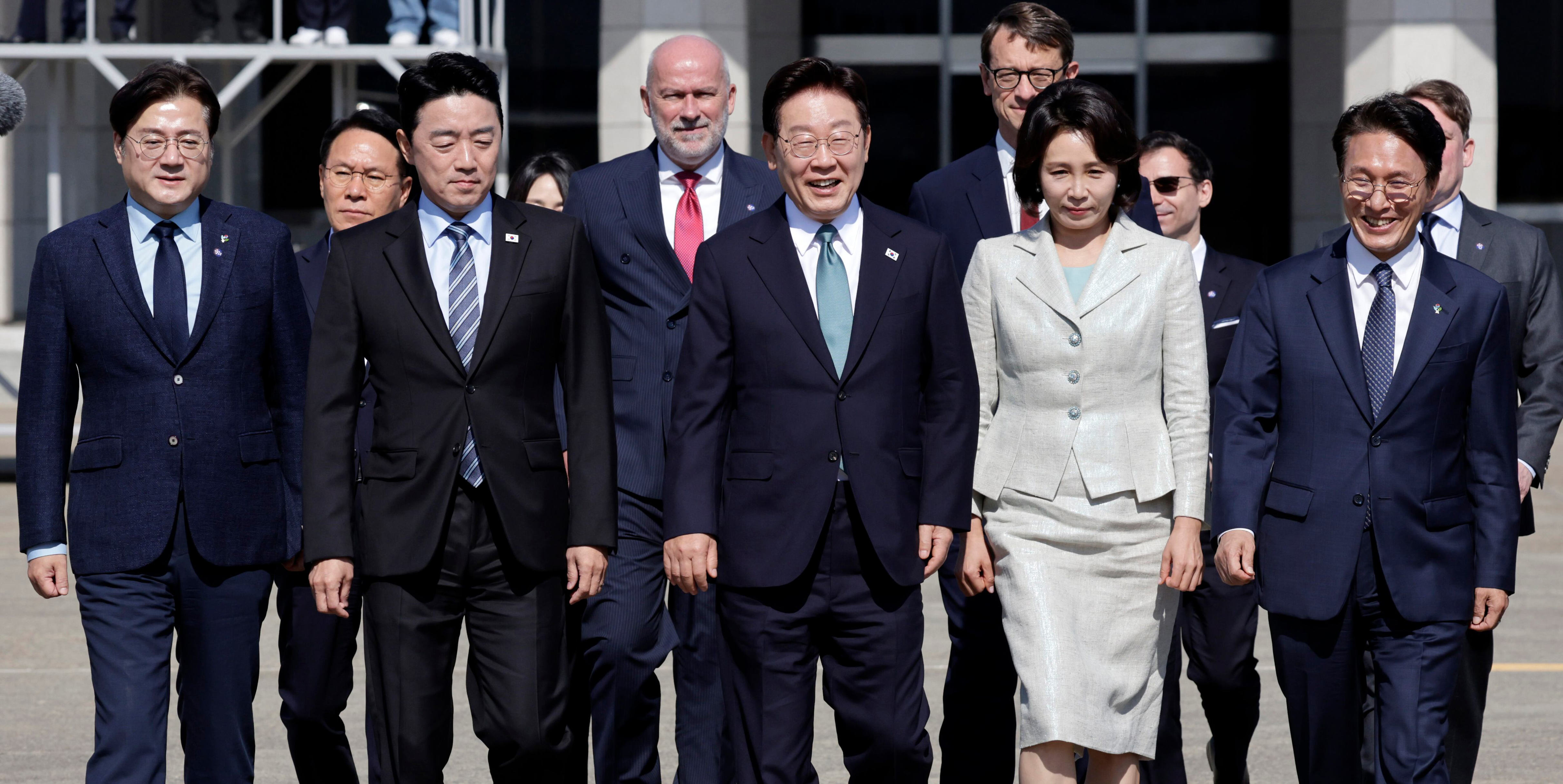 Democratic Party leaders absent, prime minister attends Lee's departure