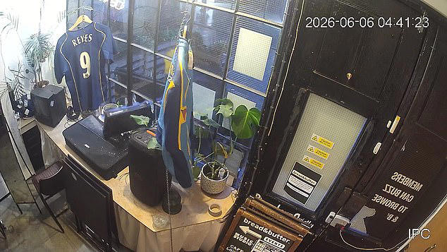 Moment thief uses 'hippy crack' canister to smash a vintage store's ...