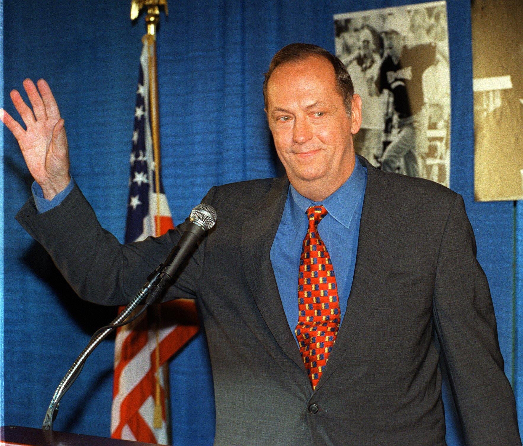Former NY Knick, NJ Sen. Bill Bradley says Trump "second fiddle" at Game 3
