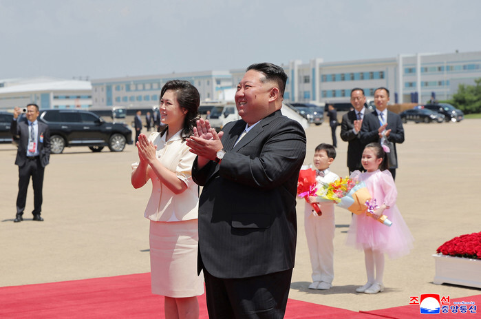 Xi arrives in Pyongyang