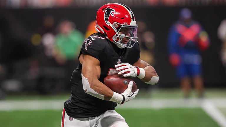 Jahmyr Gibbs or Bijan Robinson: Who should be fantasy football's first ...