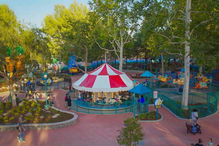 Looney Tunes Land debuts at Six Flags Magic Mountain after 5-month ...