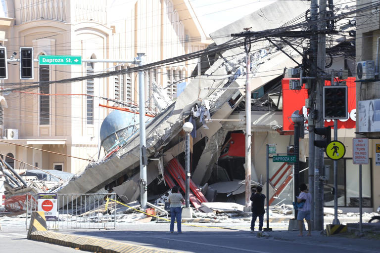 A 7.8 magnitude quake in the Philippines kills at least 35, collapses ...