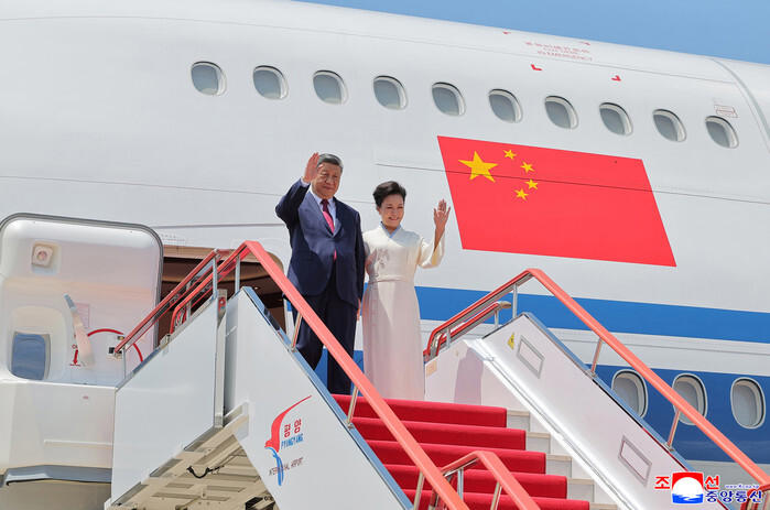 Xi arrives in Pyongyang