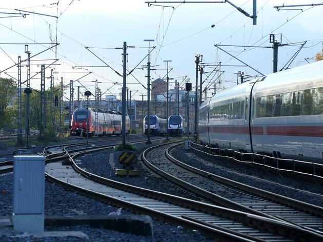 Tasche vergessen, Leben riskiert: Mann springt auf fahrenden Zug