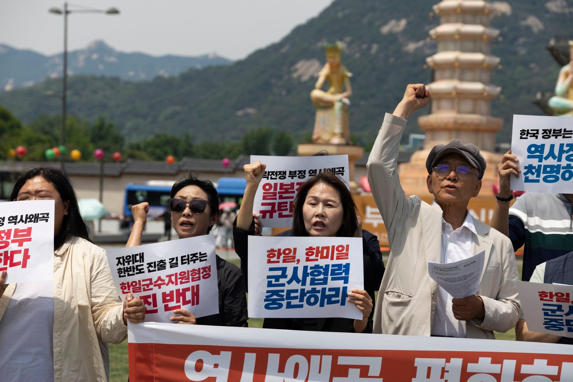 South Korea tells Japan to apologise before military cooperation