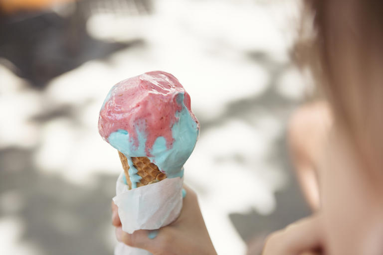 Un cliente le pide un helado y se lo devuelve al verlo así: la camarera ...