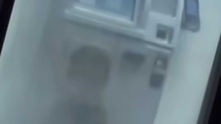 Video de niño 'fantasma' en un cajero de la CFE causa pánico en internet
