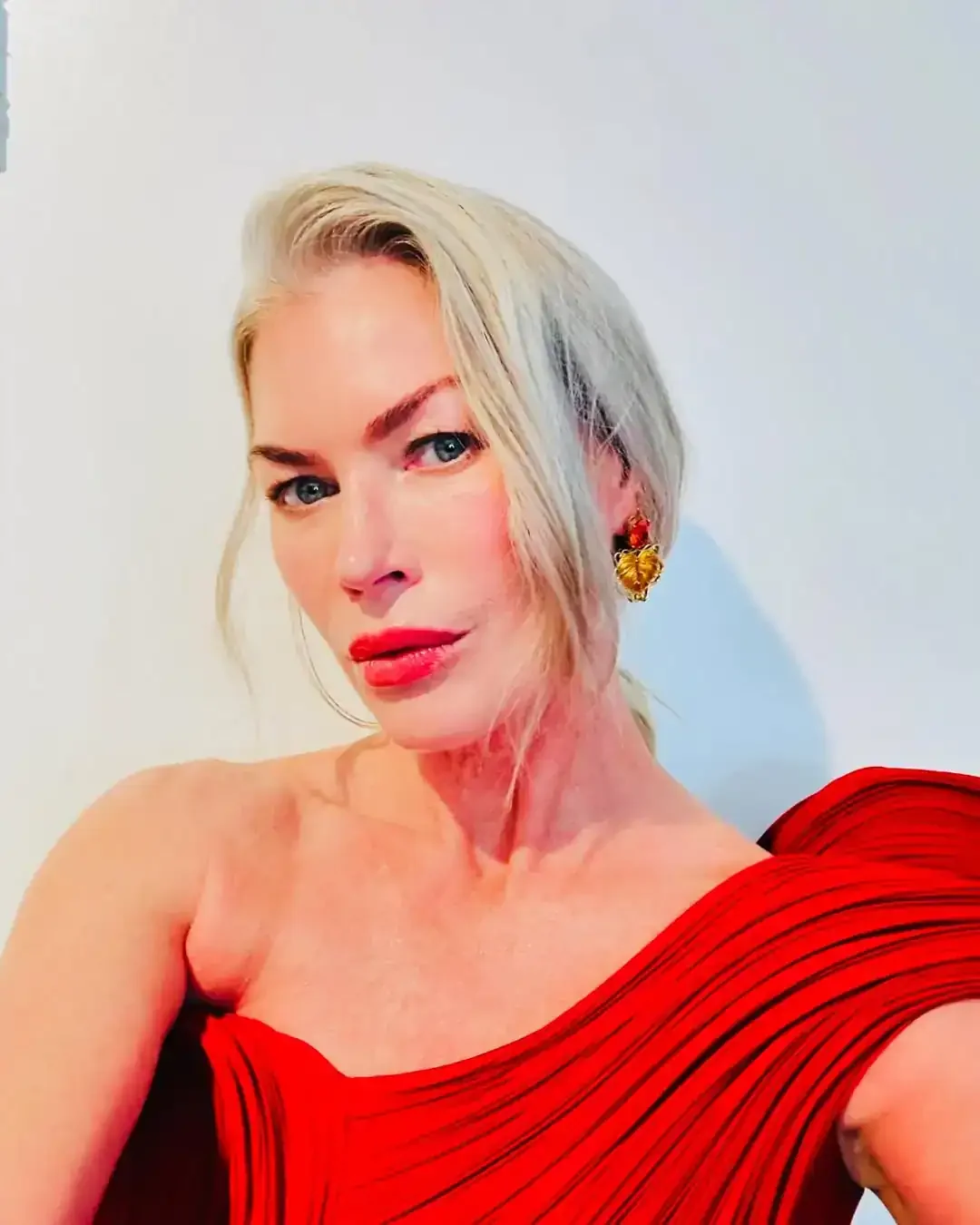 Ex modelo Carré Otis denuncia magnate de la moda por múltiples violaciones
