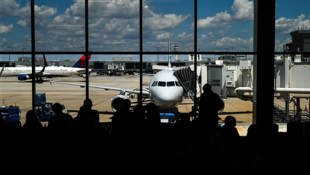 19 major US airports by passenger traffic and features
