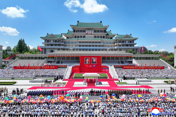 Xi arrives in Pyongyang