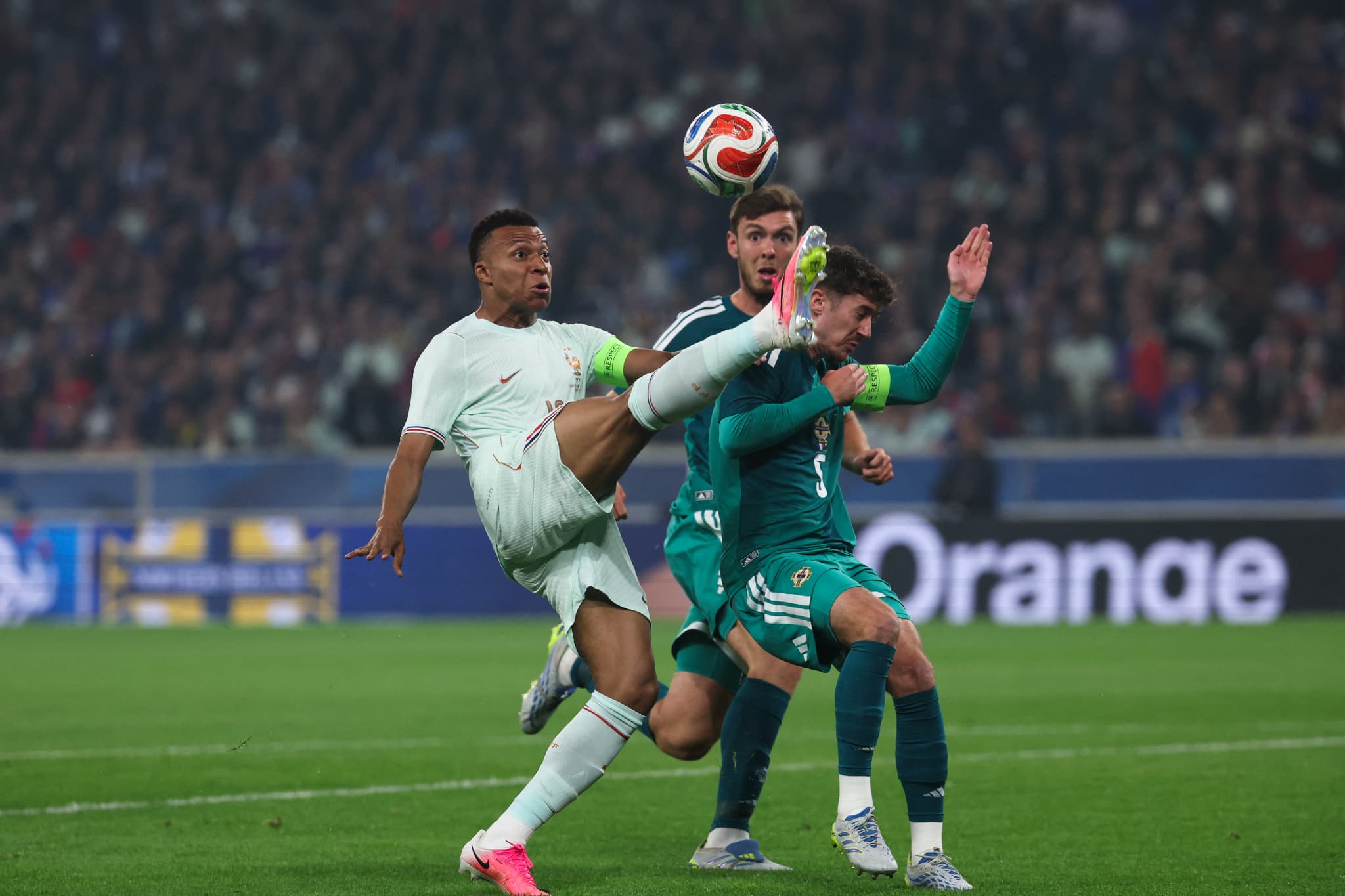 « Maillot vert contre maillot vert sur un gazon vert »: le choix des ...