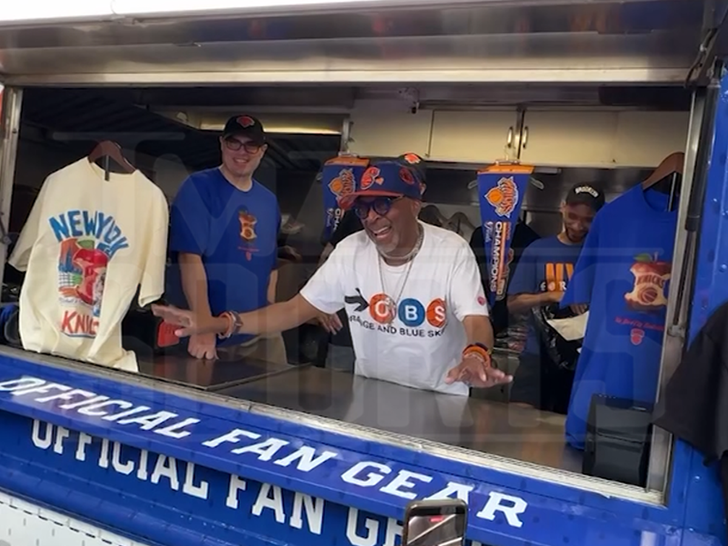 Spike Lee Surprises Fans, Pulls Up To Iconic Streetball Court W/ Knicks ...