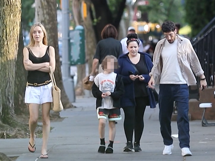 Jason Biggs & Jenny Mollen enjoy family dinner in NYC amid separation
